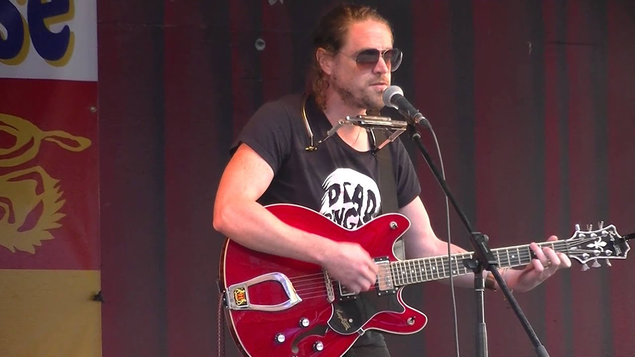 David Mudge performing an original song Nicotine and Alcohol - YouTube