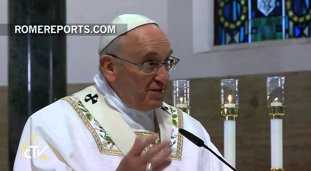 Crowd makes Pope laugh, as he starts his homily in Manila - YouTube