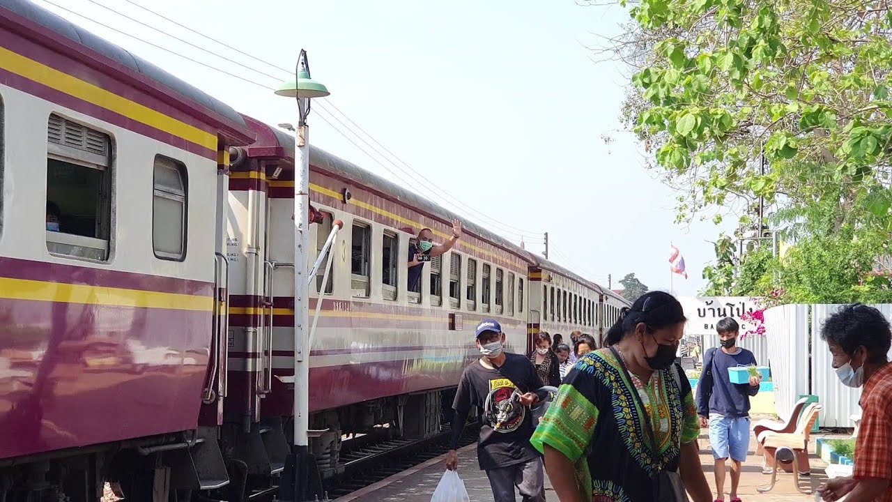 ขบวน 255 จอดบ้านโป่ง ทักทายจ่าบอลด้วยครับ ordinary train 255 - YouTube