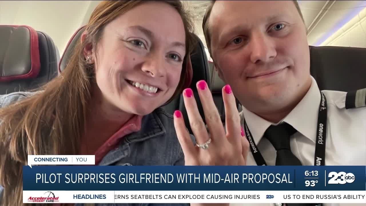 Pilot surprises girlfriend with mid-air proposal - YouTube
