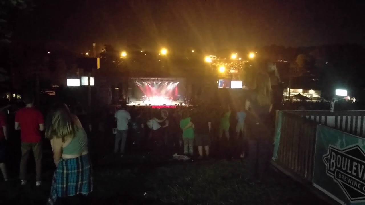 Snoop Dogg - Buzz Beach Ball - Providence Amphitheatre 2017 - YouTube