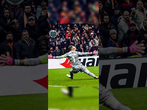 Muslera Yüzü ile Kurtarış Yapıyor