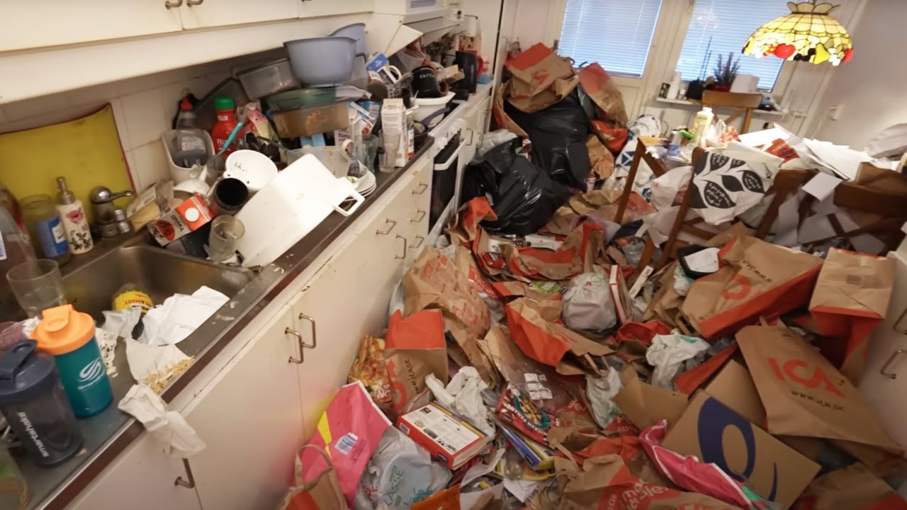 The old man has hoarding disorder and his villa has become a garbage ...