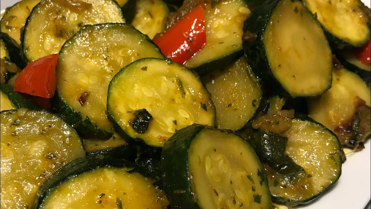 Sauté de courgette et poivron rouge à l’huile d’olive/وصفة جد سهلة ...