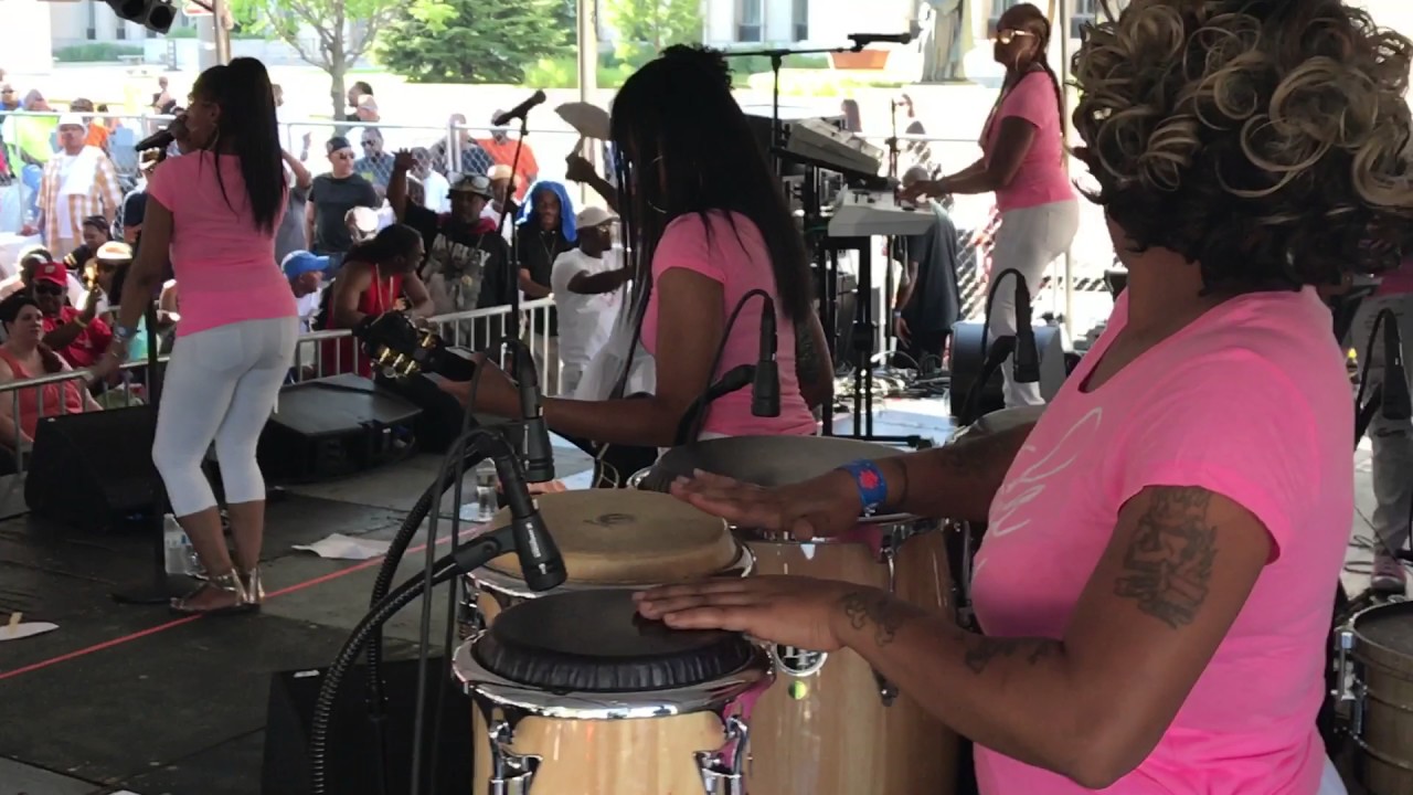 Taylor Gamble on guitar with Bela Dona - YouTube