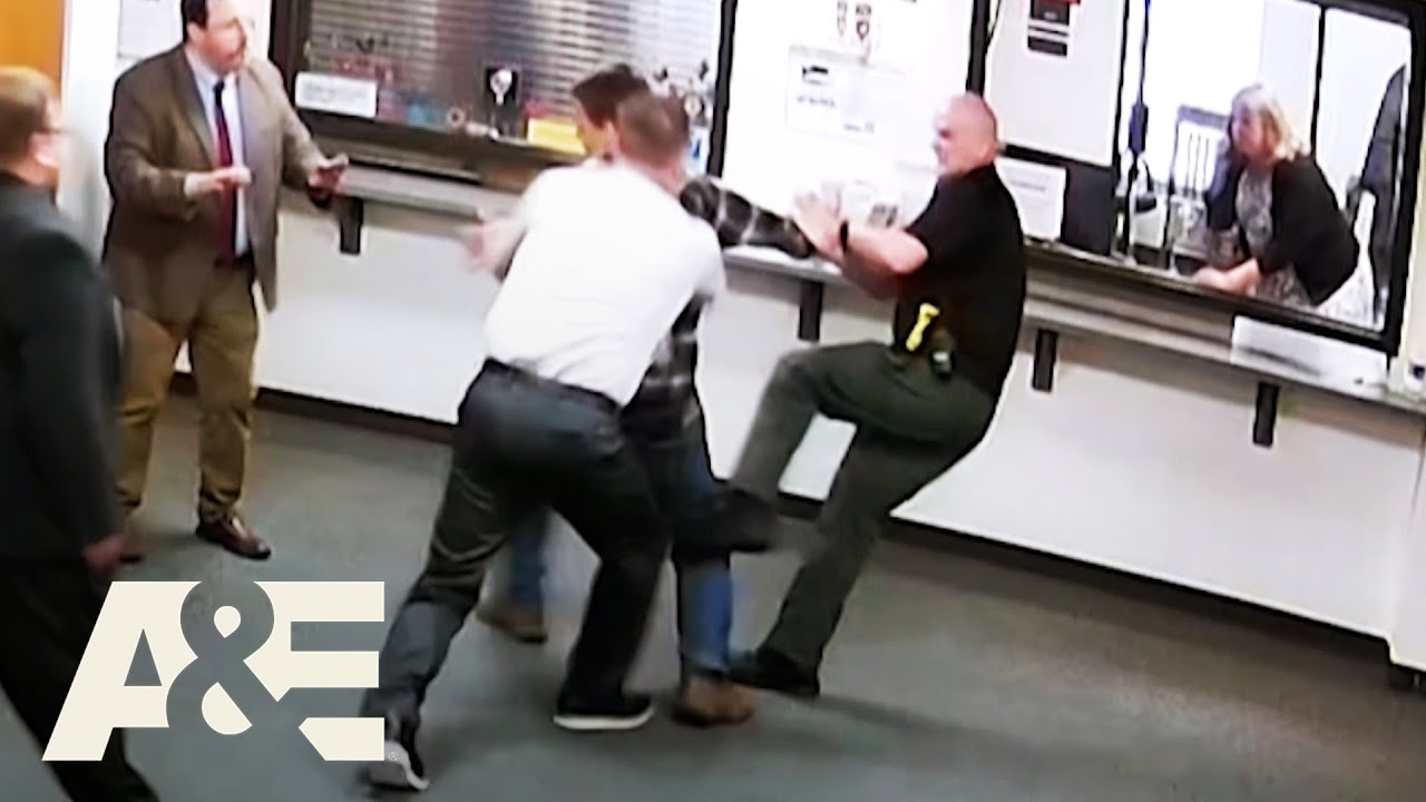 Defendant FIGHTS Judge & Officer in Escape Attempt | Court Cam | A&E ...