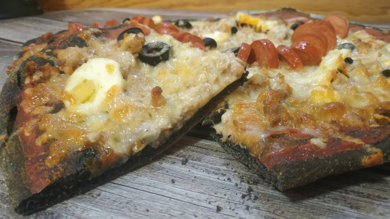 MASA DE PIZZA NEGRA 🕷️ DECORACIÓN DE HALLOWEEN, con Mambo¡¡¡ - YouTube