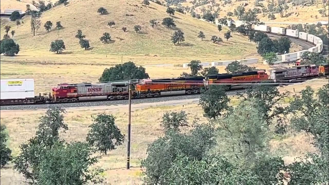 BNSF Hauling ass up the Tehachapi loop - YouTube