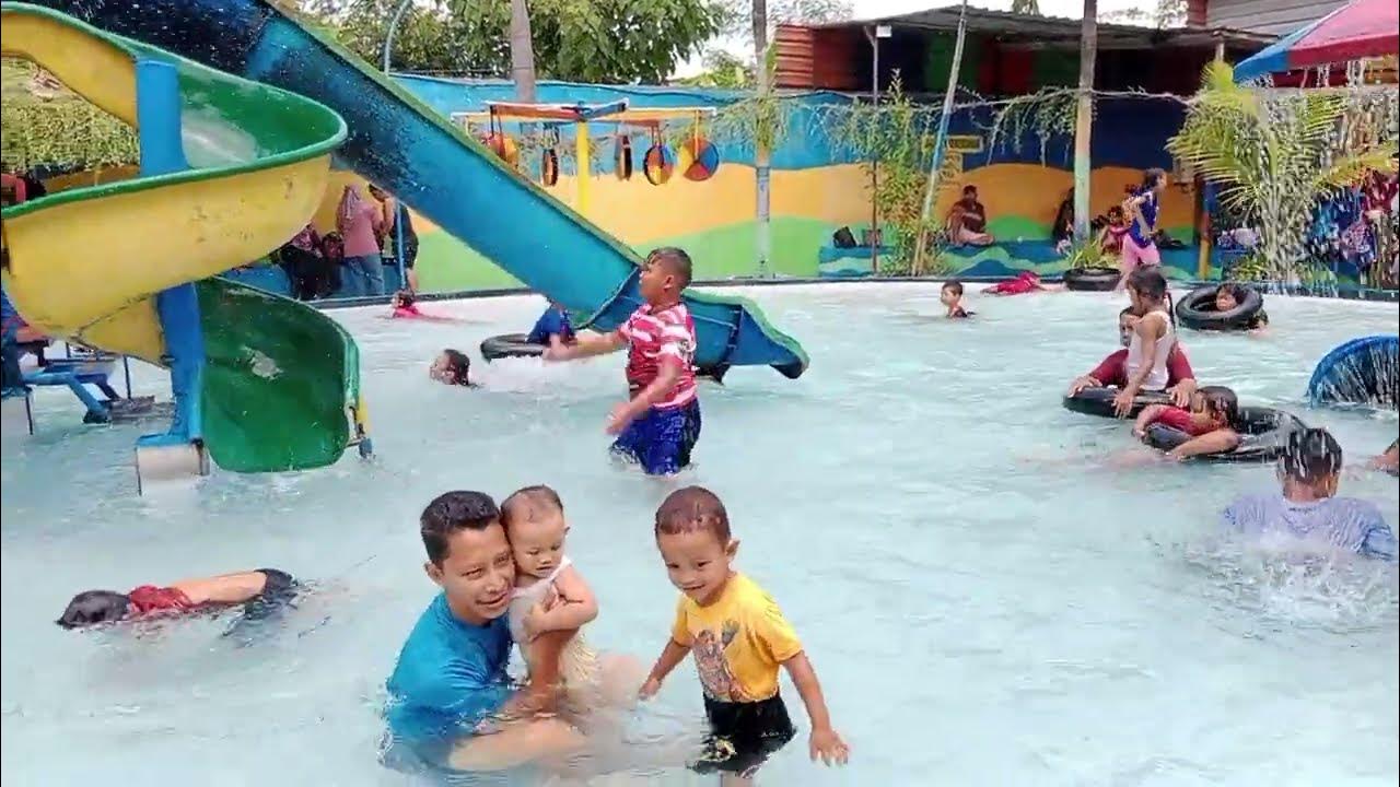 Keseruan Bermain Air Di Kolam Renang Bersama Keluarga Kecilku - YouTube
