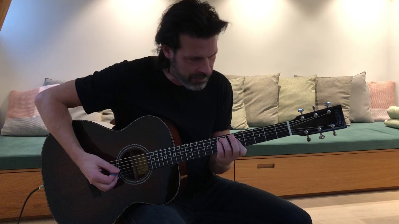 Jacob Gurevitsch afprøver den nye Santana ST300 folk guitar. - YouTube