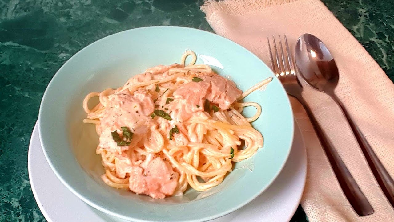 Spaghetti with smoked salmon spaghete cu somon afumat - YouTube