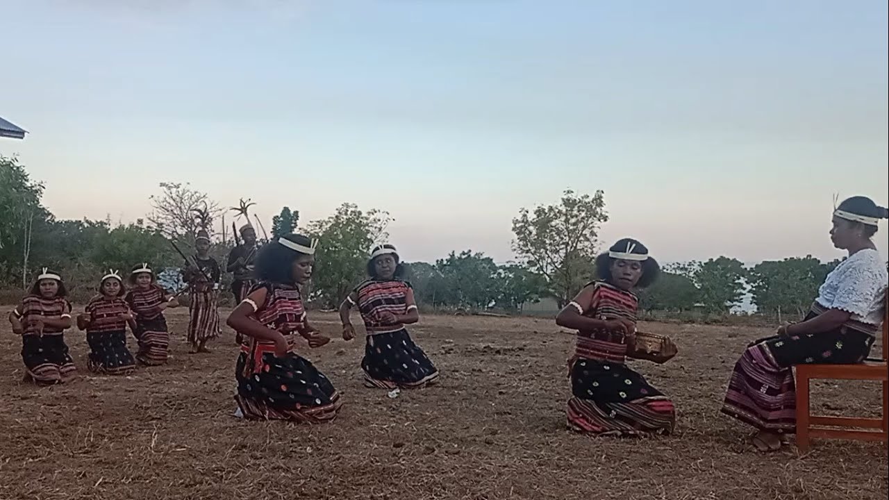 PERSEMBAHAN TARIAN ADAT SMA BURAGA#HUTRIke78 #LombaPSdanTari# ...