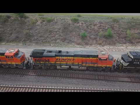 BNSF 6716 – GE ES44C4 - YouTube