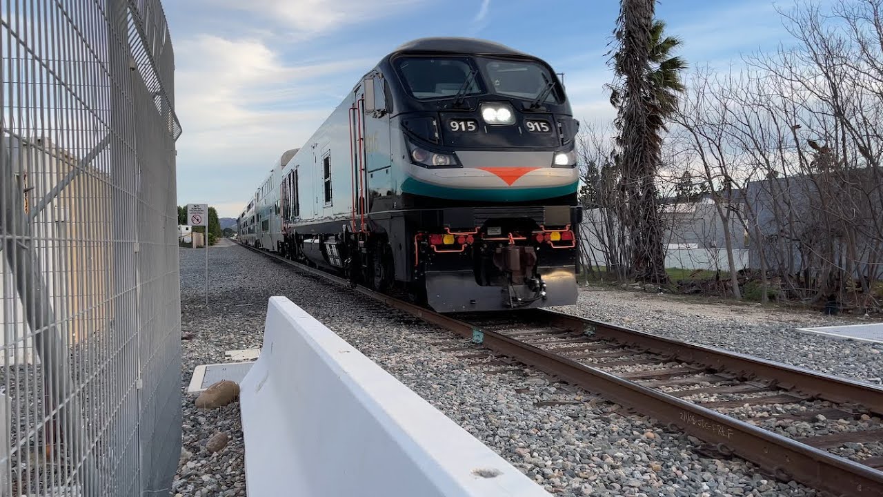 Metrolink 915 In Simi Valley, CA - YouTube