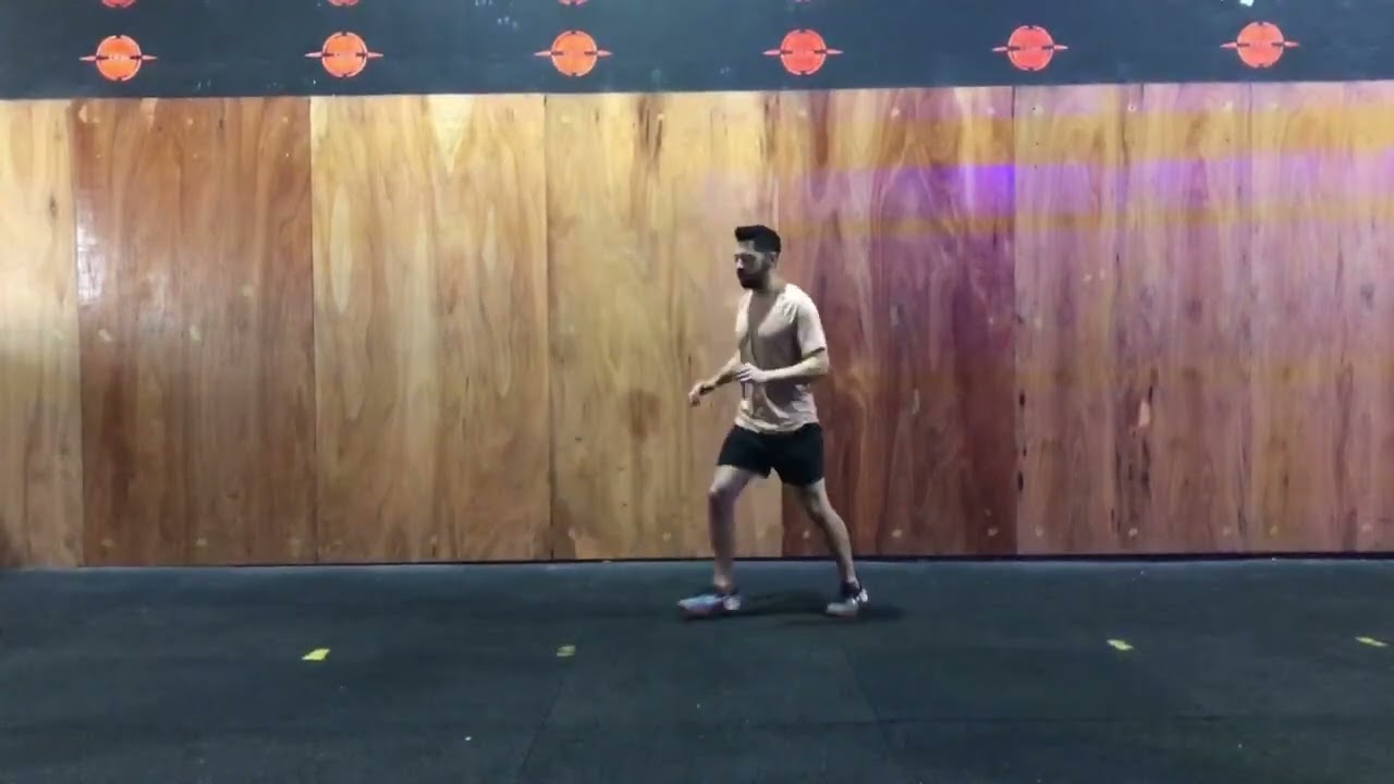 Patada al frente con toque de mano contararia - YouTube