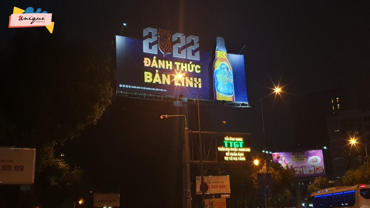 Billboard sáng tạo của Tiger Beer với mockup 3D kết hợp hiệu ứng đèn ...