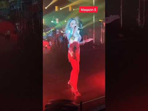 Antalya konserinde Hadiseden dekolteli elbisede çılgın dans.