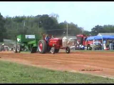Farmall M pulling tractor 6500c - YouTube