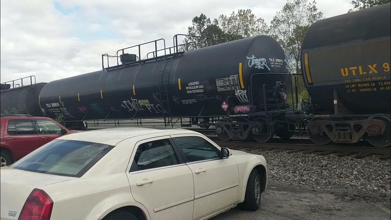 Southbound NS manifest train with BNSF trailing - YouTube