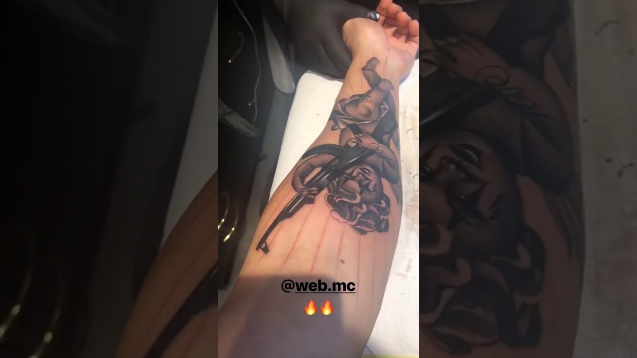 Tony Effe mostra NUOVO TATUAGGIO - YouTube