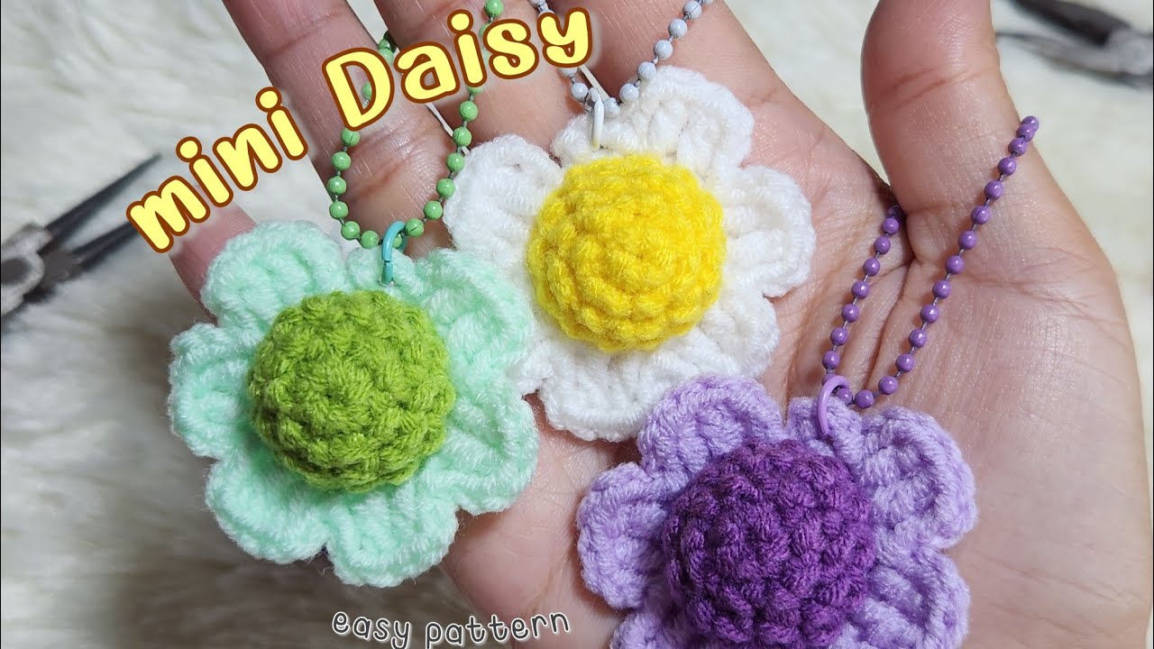 #Tutorial | Crochet Keychain | mini Daisy Keychain - YouTube