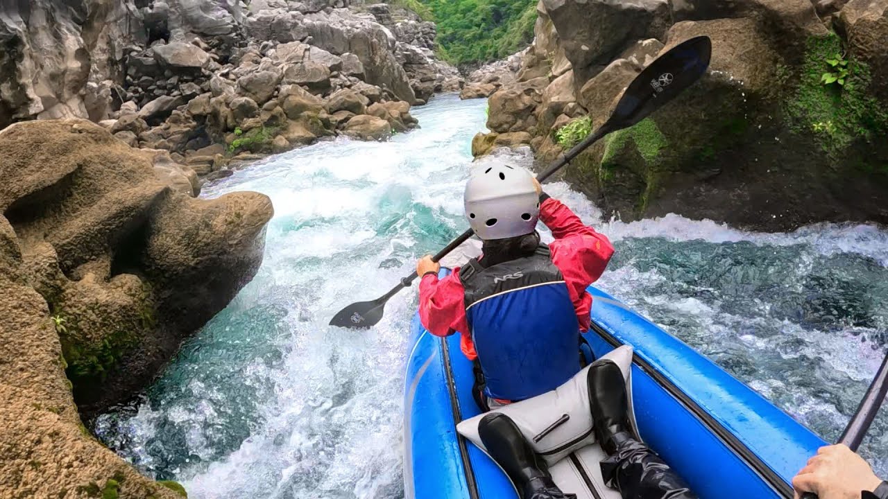 Whitewater Kayaking the Rio Tampaon (class III - V) in a tandem-IK ...