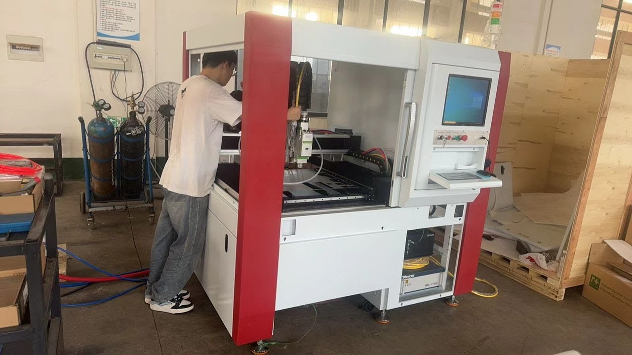 600x600 Raycus fiber laser cutting machine 1500watt - YouTube
