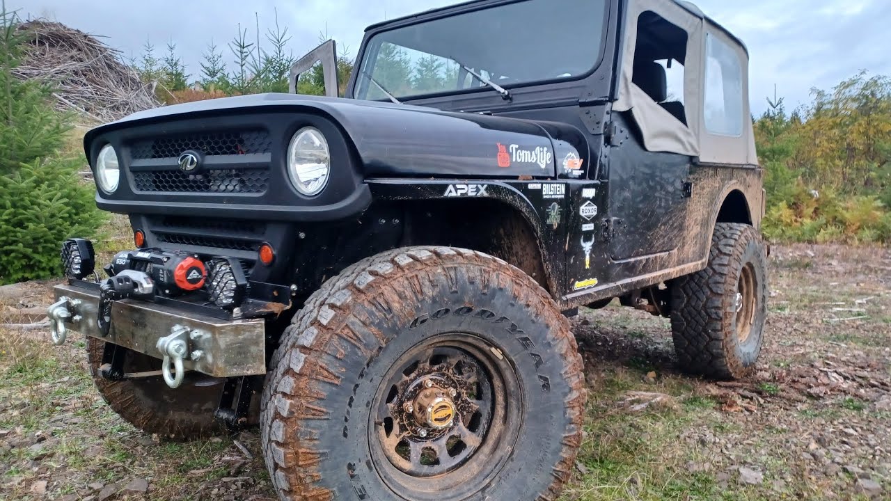 Mahindra roxor 4 wheeling - YouTube