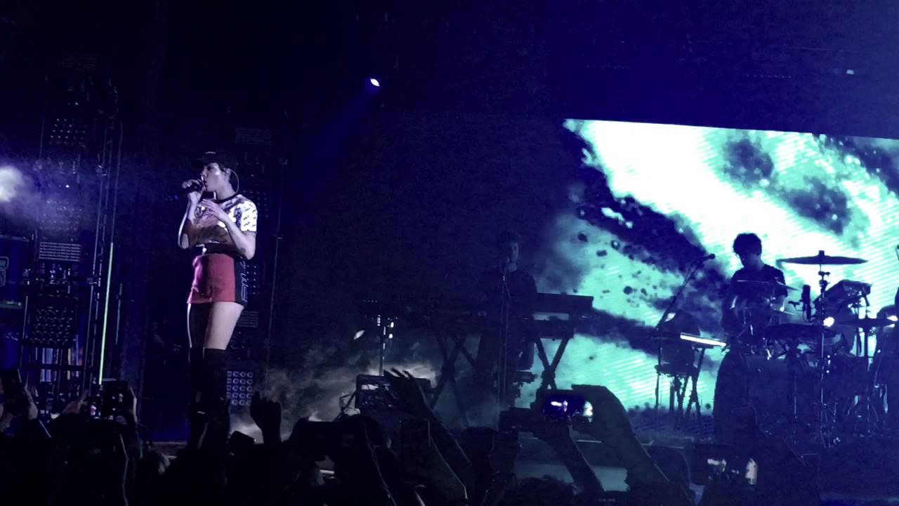 Colors - Halsey LIVE in Barcelona HQ - YouTube