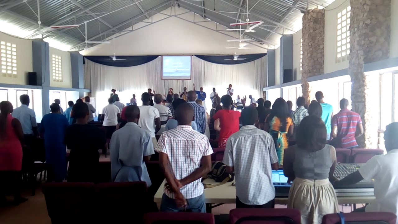 Upewe sifa praise and worship song led by Roseline Ndichu at Word of ...