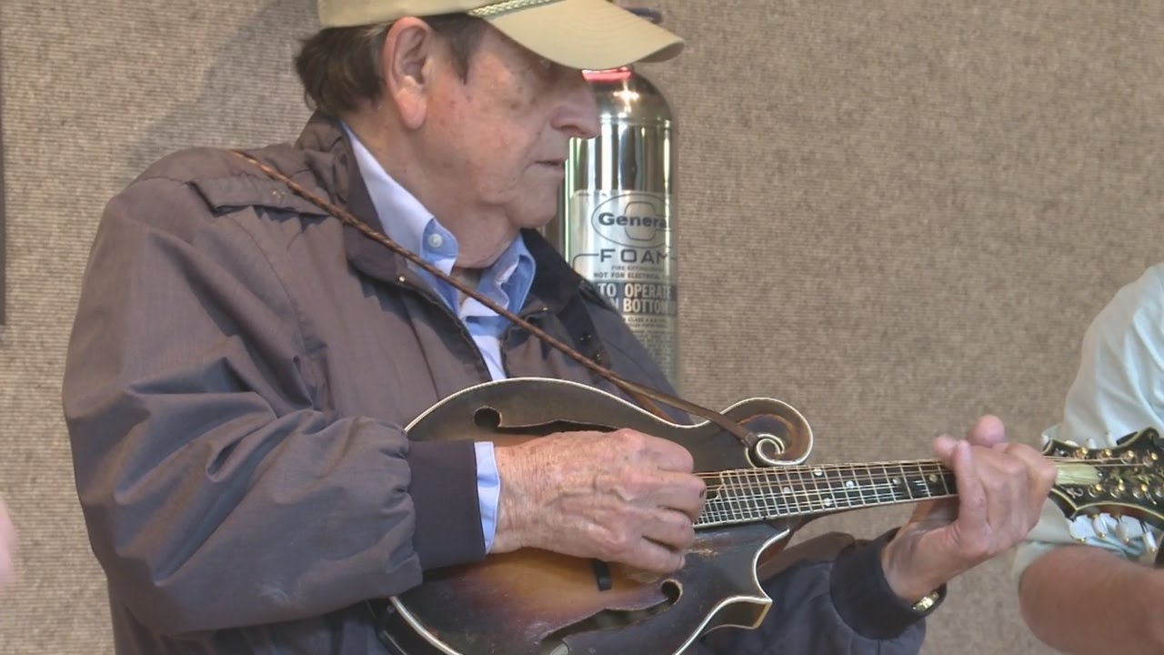Bluegrass music legend Bobby Osborne visits mandolin-making class - YouTube