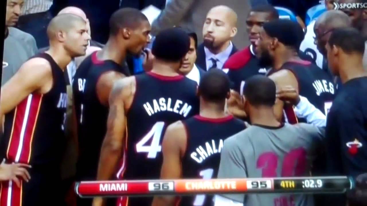 Dwyane Wade HITS a game winner then gives the superman symbol - YouTube