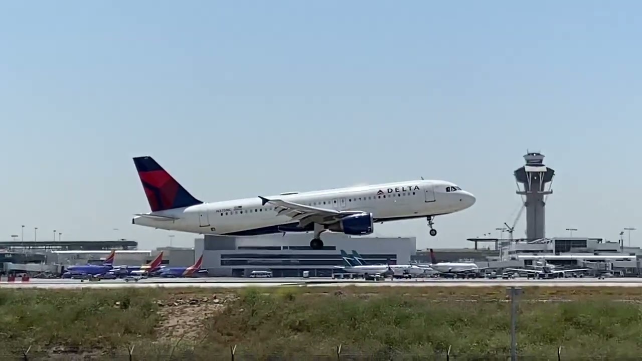 Delta Airlines Airbus A320 landing at Los Angeles International Airport ...