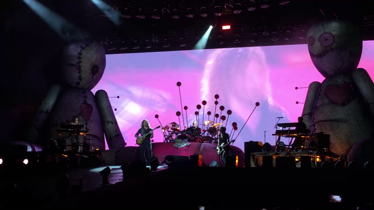 P!NK Riesenball Zorbing Live Berlin Waldbühne PINK - YouTube