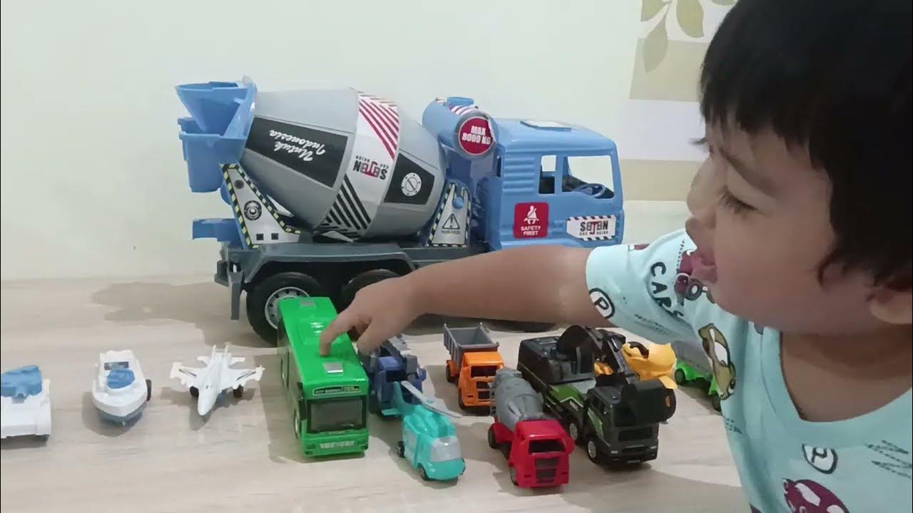 Mengumpulkan mainan mobil mobilan - YouTube Mengumpulkan mainan mobil mobilan - YouTube
