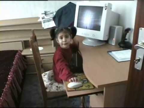 Kücük Merve pc basinda - Olmuyor, anne olmuyor cekme!!! :D
