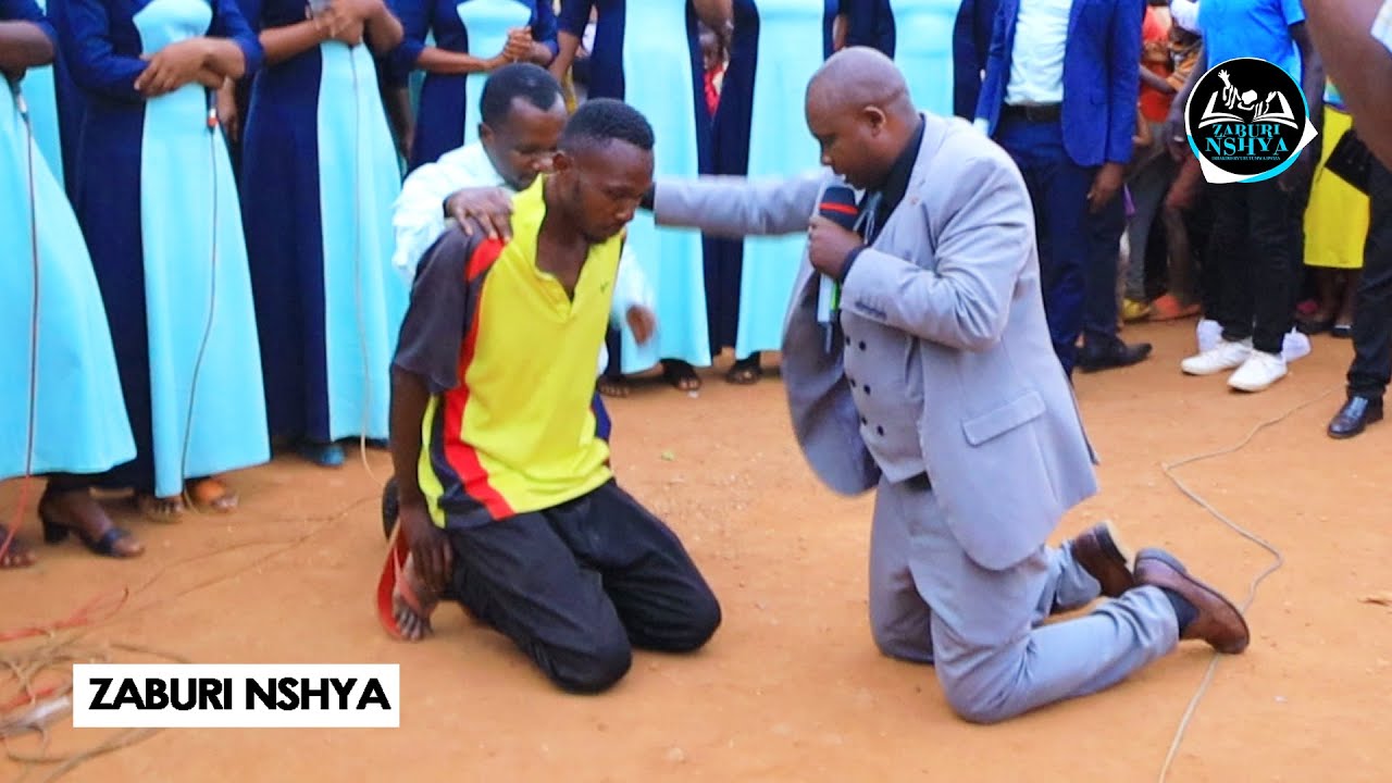 Pasteur THEOGENE Akubitanye n' Umukoboyi yigishije KUNYWA URUMOGI🔥 Yoo ...