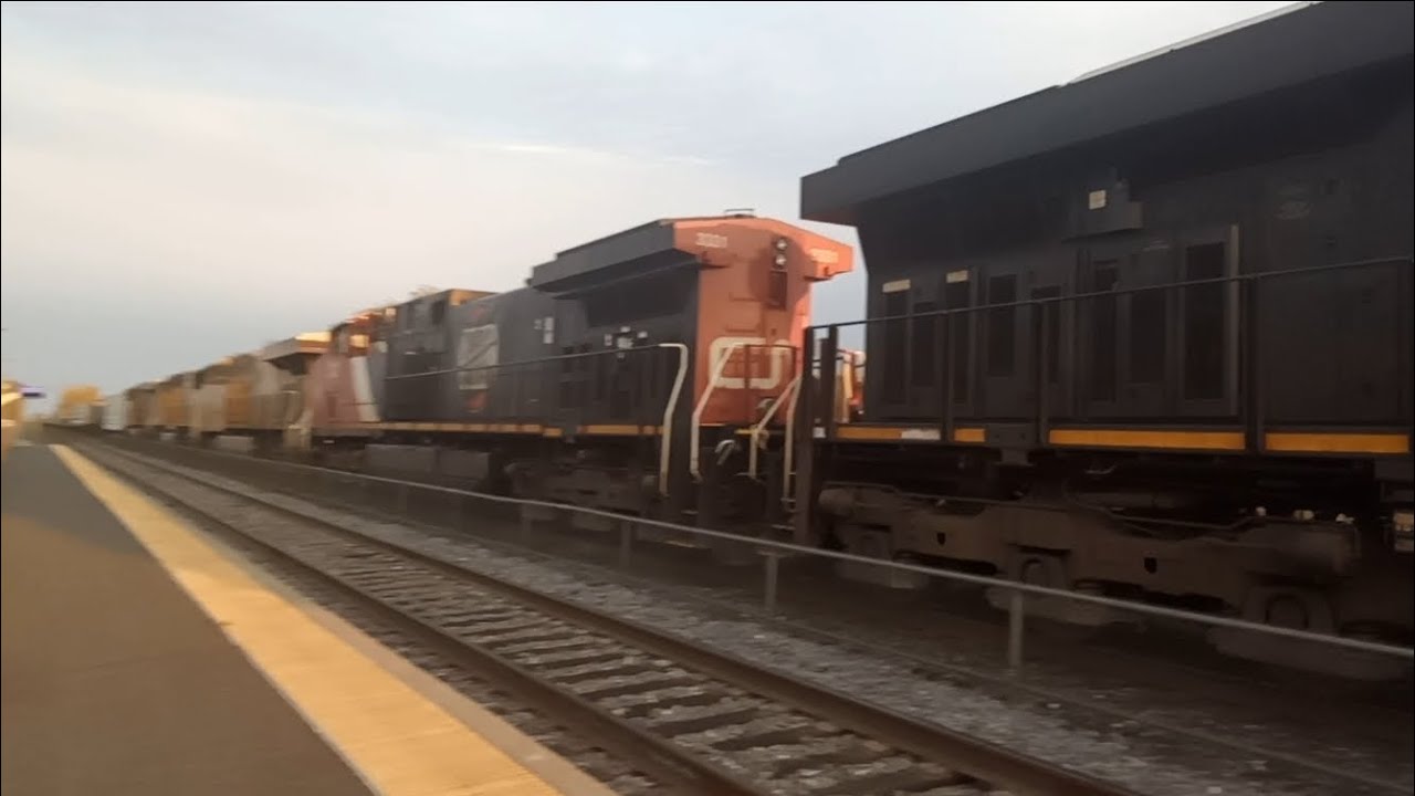 CN 401 (With CN 3331 and UP locos!) meeting with VIA 26 at Gare ...