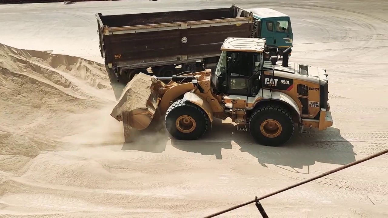 Cat 950L wheel loader loading in rock phosphate in Angre port jaigad ...