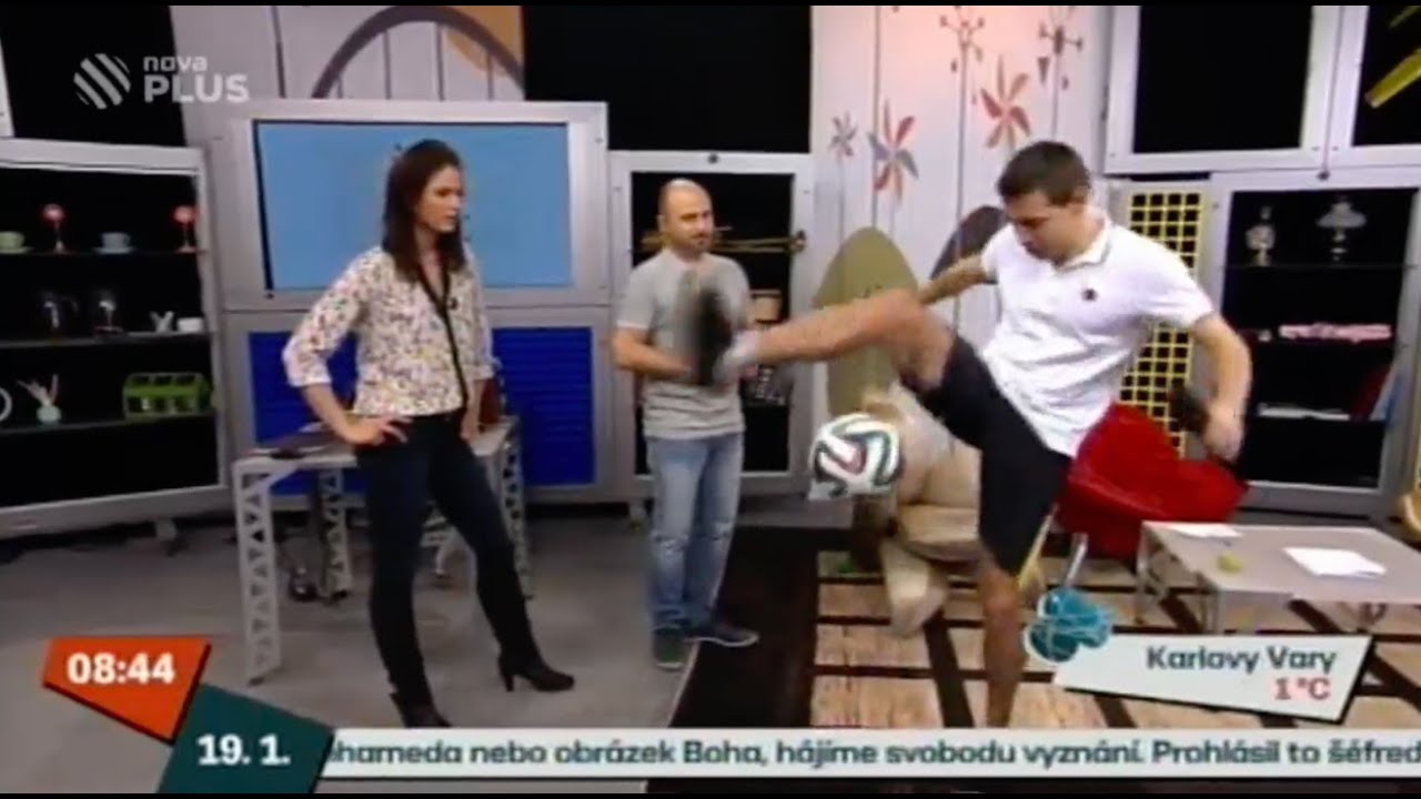 Snídaně s Novou | Freestyle Footbag - Hakisak | Honza Weber 2015 - YouTube