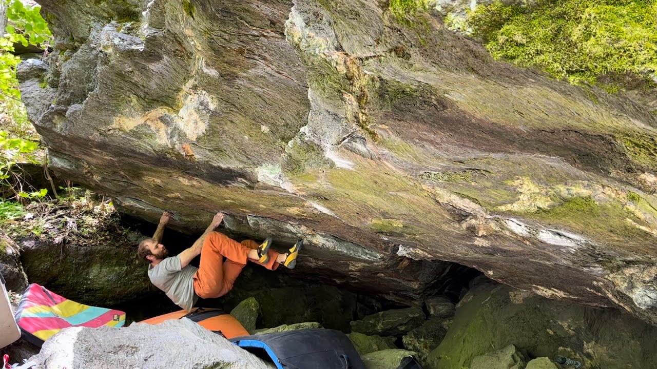 Rumney Bouldering - Fighting the Flaws of Reality (V7) - YouTube