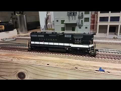 HO WALTHERS PROTO EMD GP35 WITH DCC AND SOUND REVIEW - YouTube