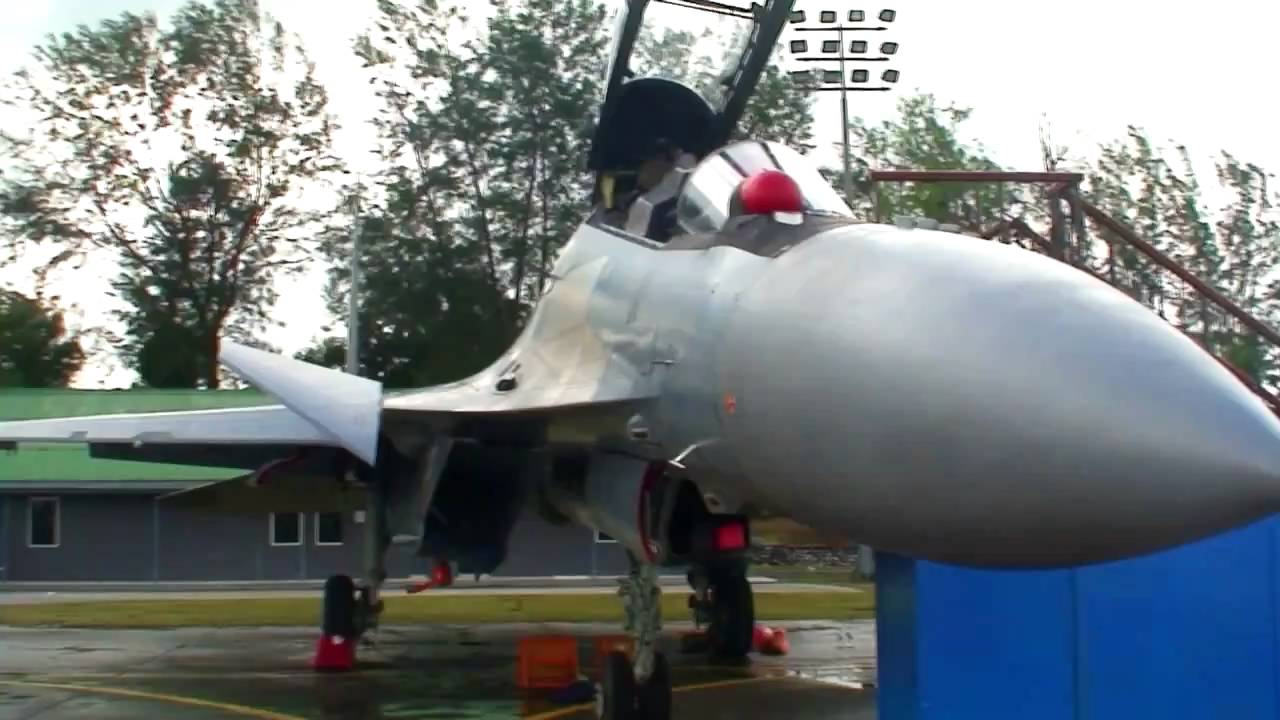 MIG 29 & F18 in action RMAF Airshow 2011 - YouTube