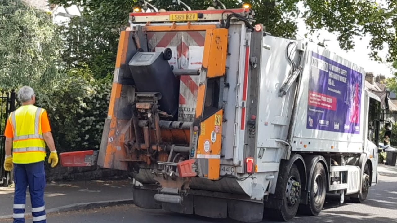 2019 French Style Faun Variopress Collecting General Waste In Leeds ...