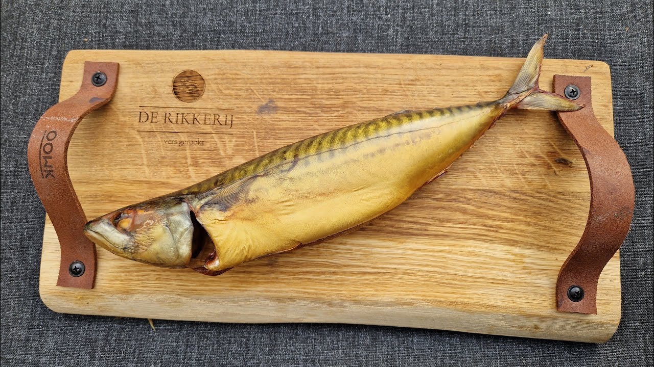 makreel roken ( smoking mackerel ) - YouTube