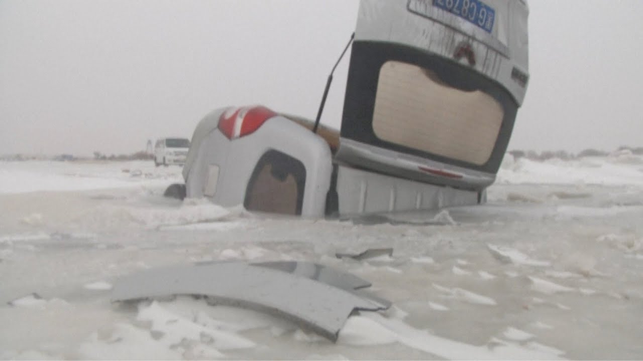 Passengers rescued from van sinking in frozen lake - YouTube