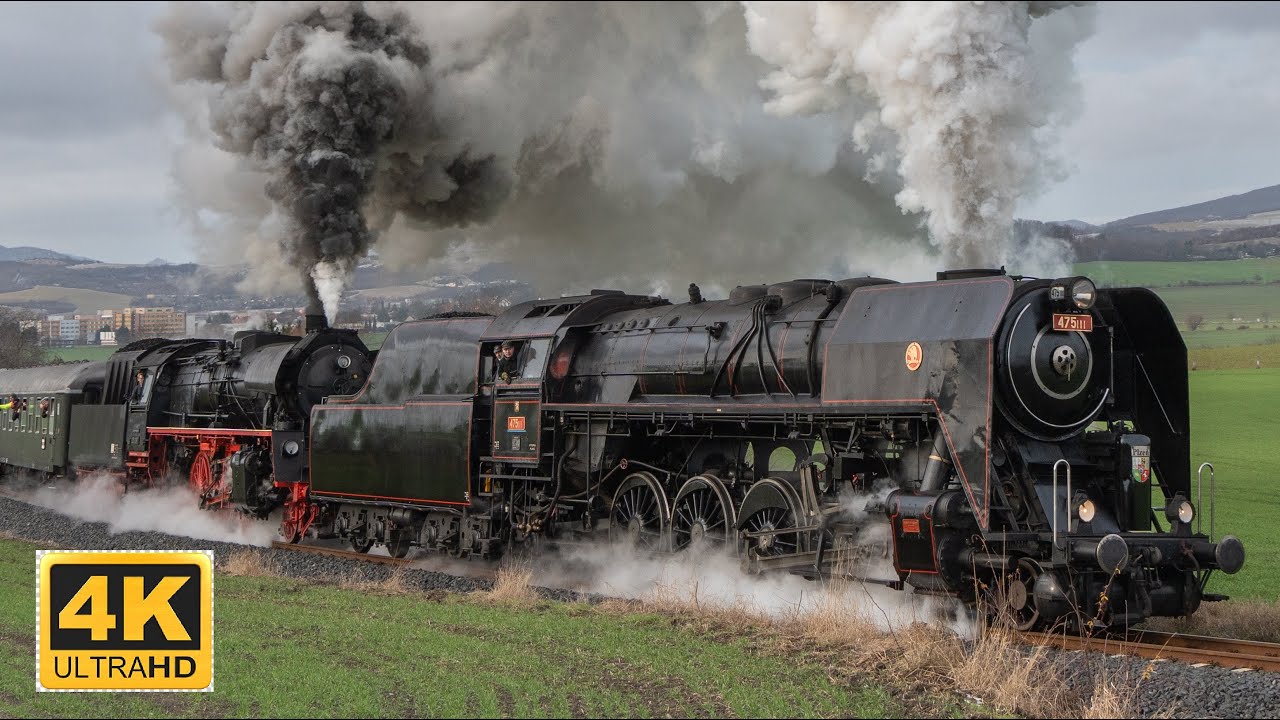 Parní lokomotiva 475.111 a BR 23.1097 s expresem německé soupravy do ...