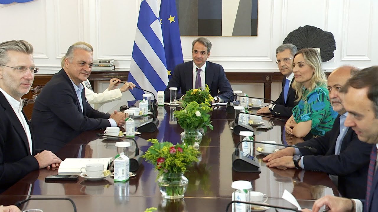 Ο Κυρ.Μητσοτάκης συναντήθηκε με τους ευρωβουλευτές της ΝΔ στο Μέγαρο ...