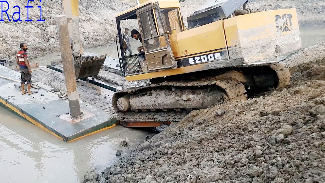 Veku gari কঠিন ঝুঁকি নিয়ে ভেকু গাড়ি ফেরীতে উঠলো, ভেকু মেশিন দিয়ে নদী ...