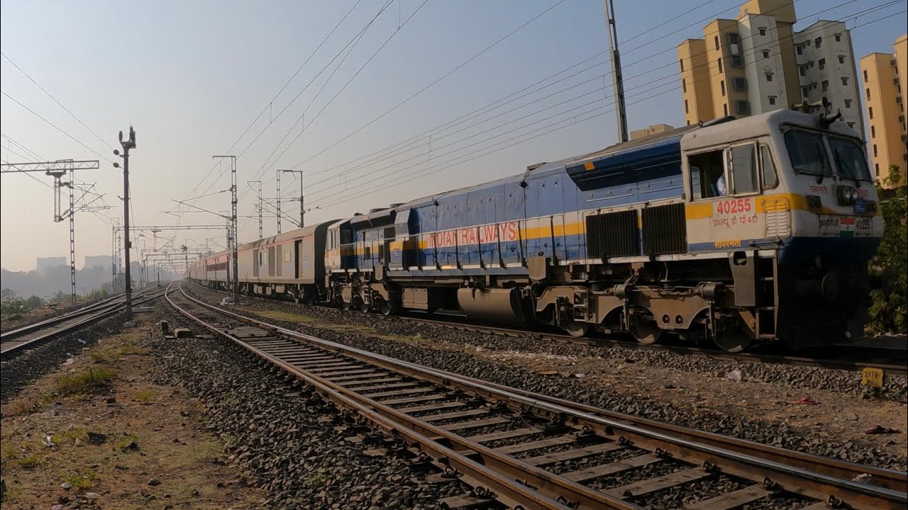 Loudly Honking WDP4D LOCOMOTIVE | INDORE GANDHIDHAM EXPRESS Speed Pass ...